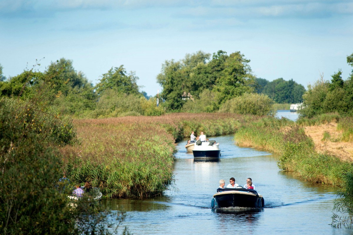 Woonboot huren in Grou: Luxury Frisian Houseboat