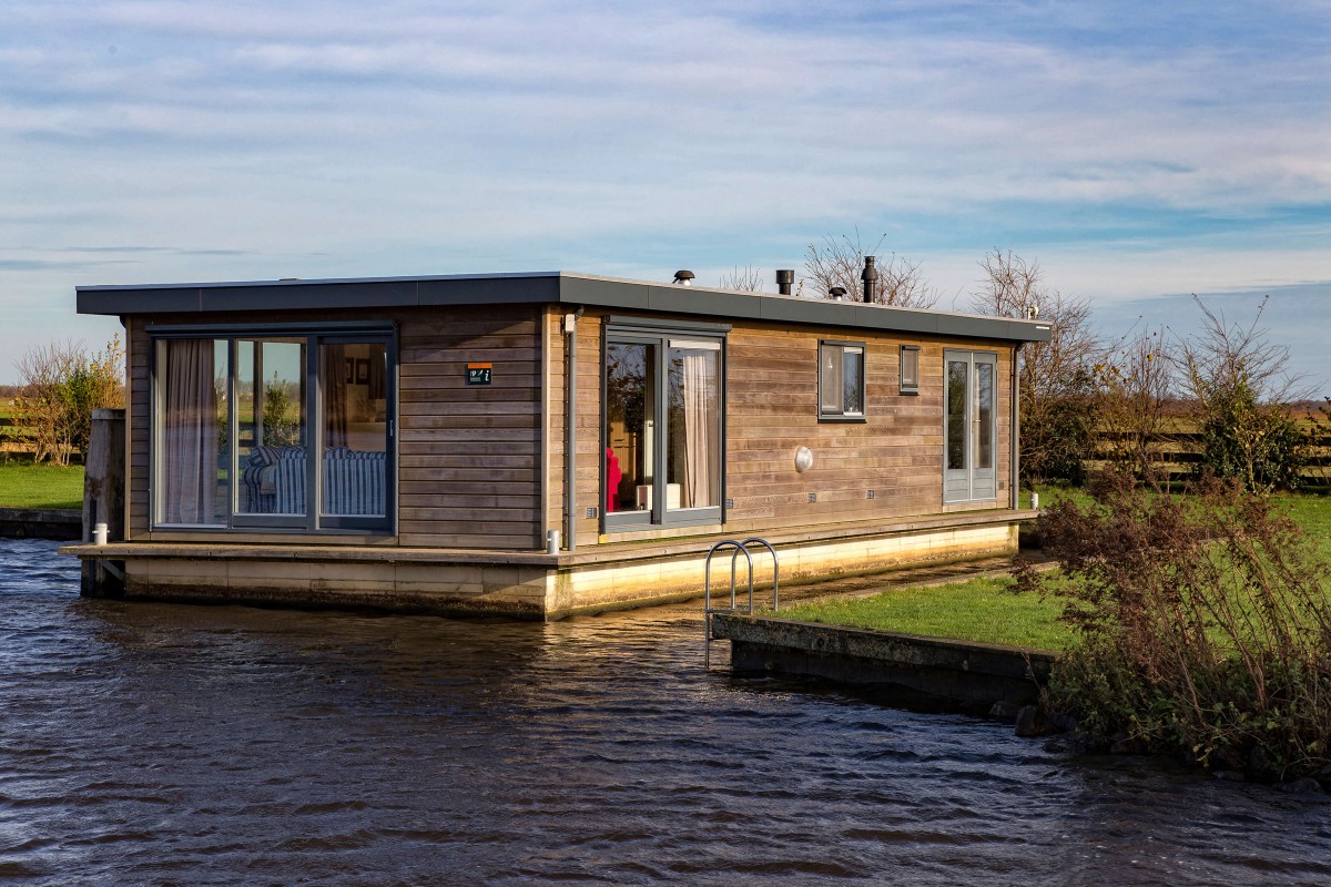 Woonboot huren in Grou: Luxury Frisian Houseboat