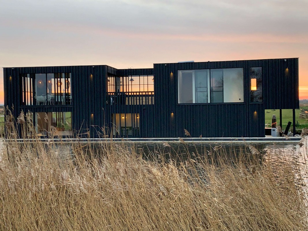 Houseboat Oostknollendam: The Amazing Watervilla