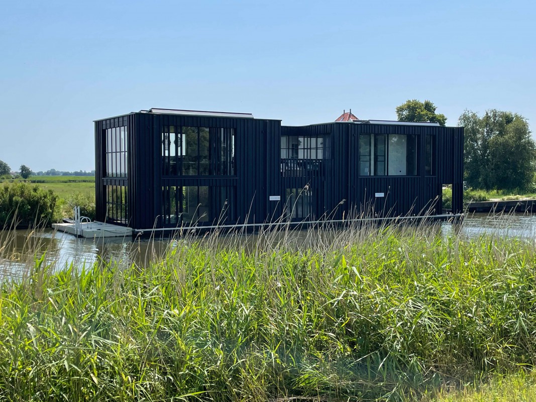 Houseboat Oostknollendam: The Amazing Watervilla