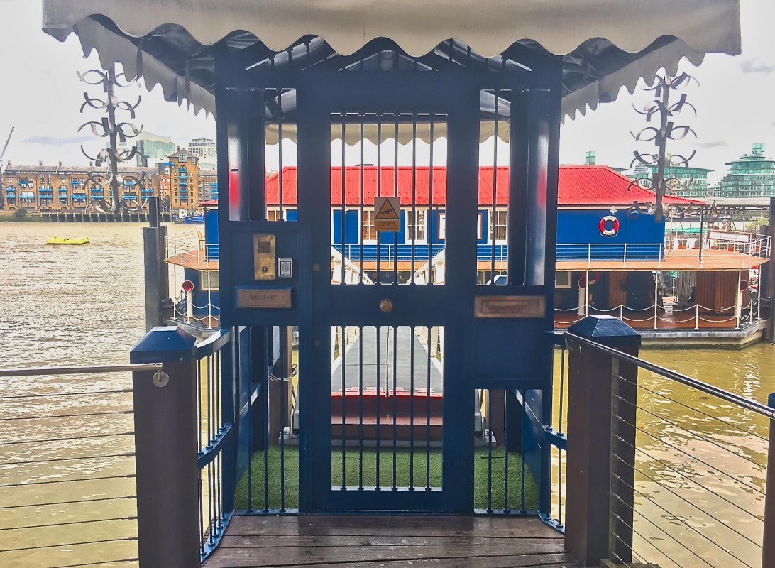 Houseboat London: Extraordinary houseboat near Tower Bridge