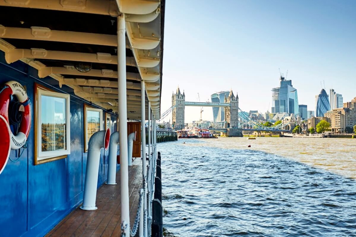 Houseboat London: Extraordinary houseboat near Tower Bridge