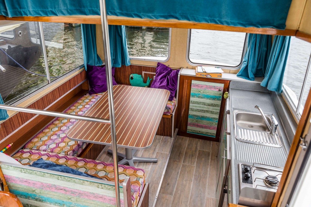 Houseboat Amsterdam: Cozy Floating Glamping with Windmill View