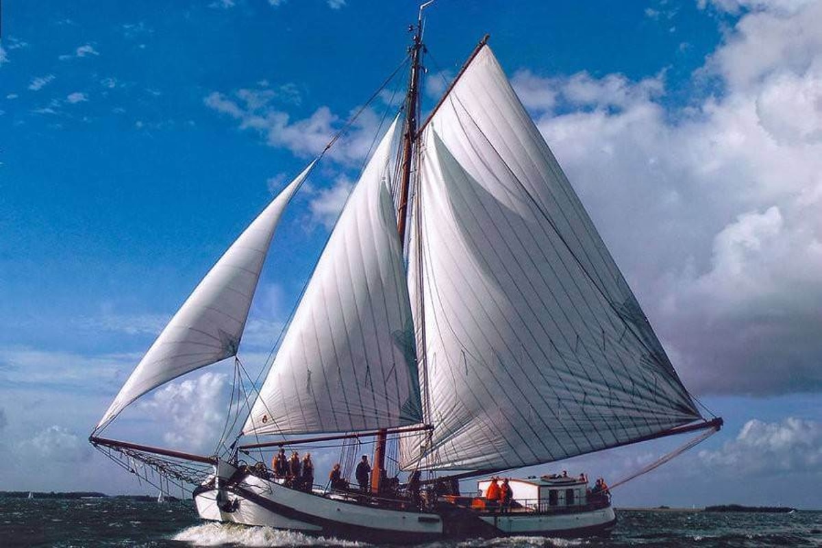 Sailing ship Amsterdam: Dutch Tjalk 1896 - sleeps 20